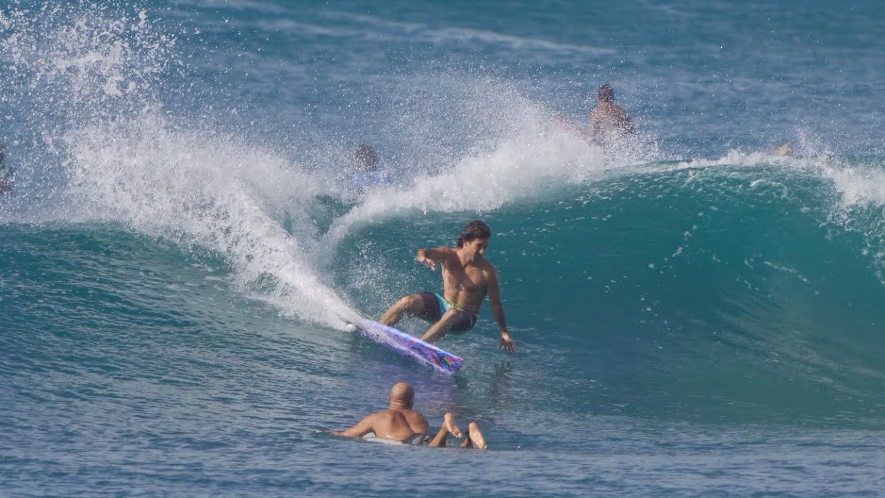 Kelly Slater y Mason Ho intercambian tablas en V -Town